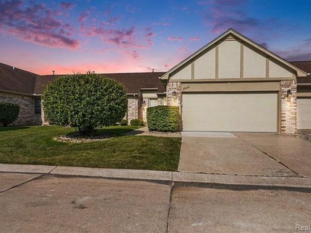 42619 Cedar Ridge Dr, Clinton Township, MI 48038