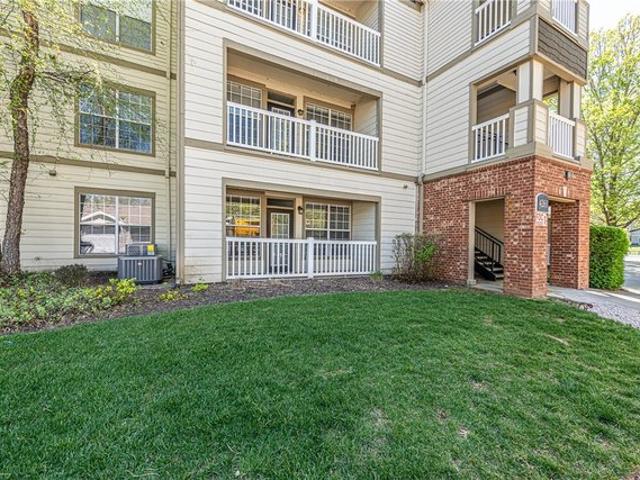 4261 NE Meadow Creek Cir Apt 105, Fayetteville, AR 72703