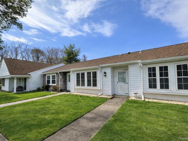 426 Aylesbury Ct, Unit C, Ridge, NY 11961 | MLS #975891 | Compass