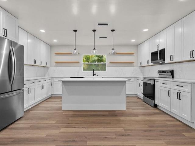 426 Bayberry Dr, West Palm Beach, FL 33403