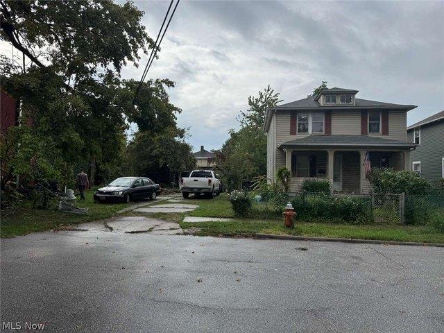 426 E 160th St, Cleveland, OH 44110