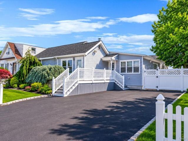 426 N 4th St, Lindenhurst, NY 11757