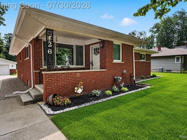 426 N Main St, Almont Vlg, MI 48003