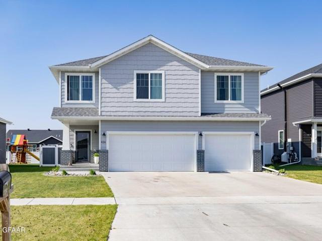 426 Plymouth Ln, Grand Forks, ND 58201