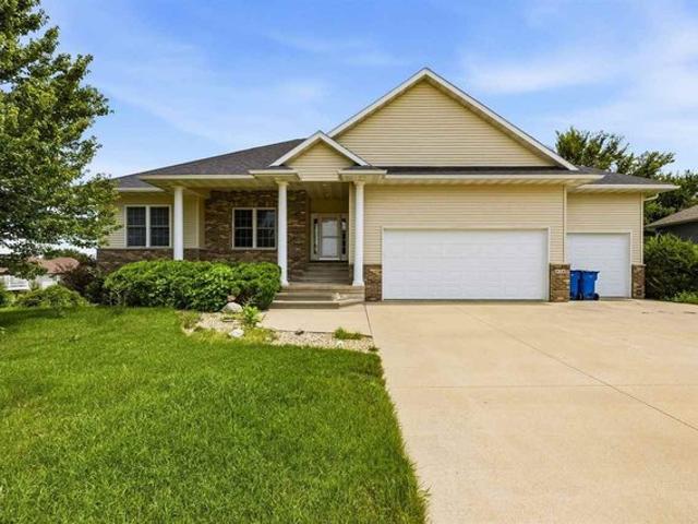 426 Prairie View Dr, Fairfax, IA 52228
