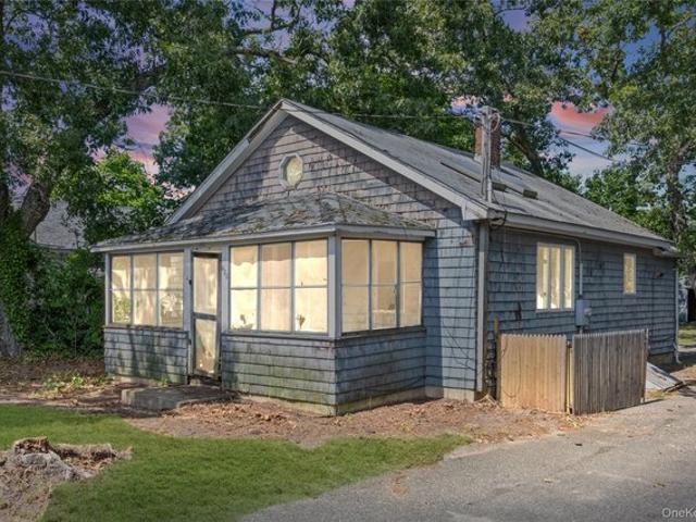 426 Riverleigh Ave, Riverside, NY 11901