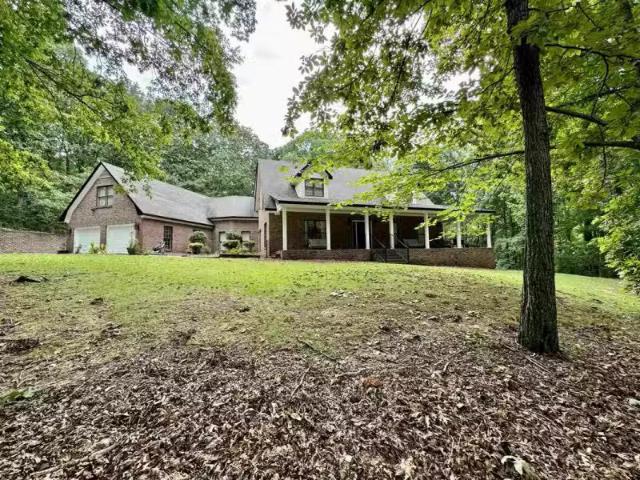 426 WINDSOR DR, RUSSELLVILLE, AL 35653 Single Family Residence.