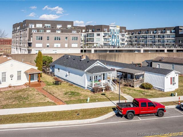 427/429 E Riverside Drive
