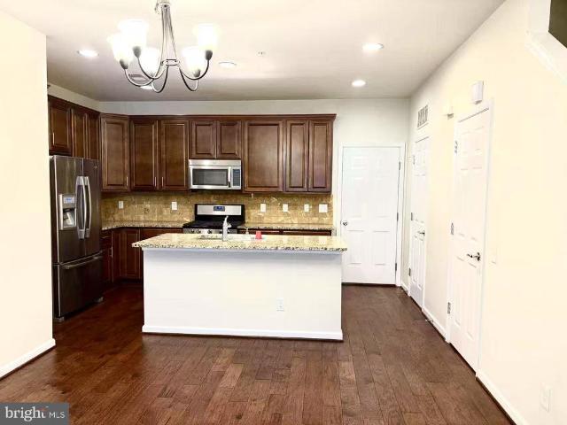 42797 Burrell Square