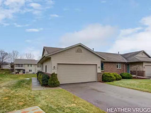 4279 Oakridge Dr NW, Grand Rapids, MI 49534 MLS 25008038