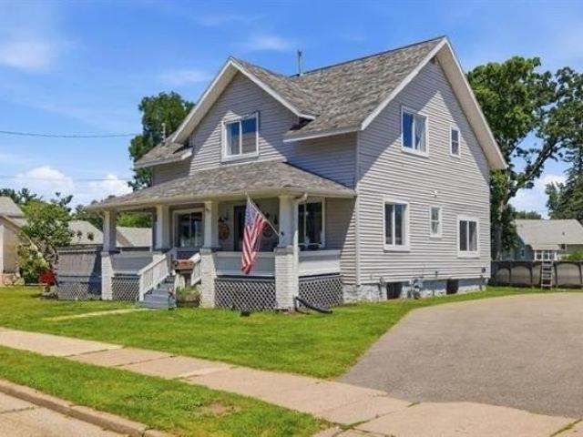 427 5th St, Waupaca, WI 54981