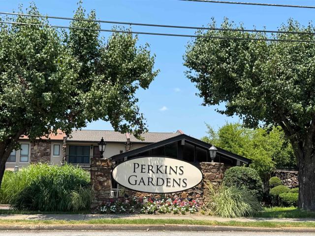 427 s perkins rd