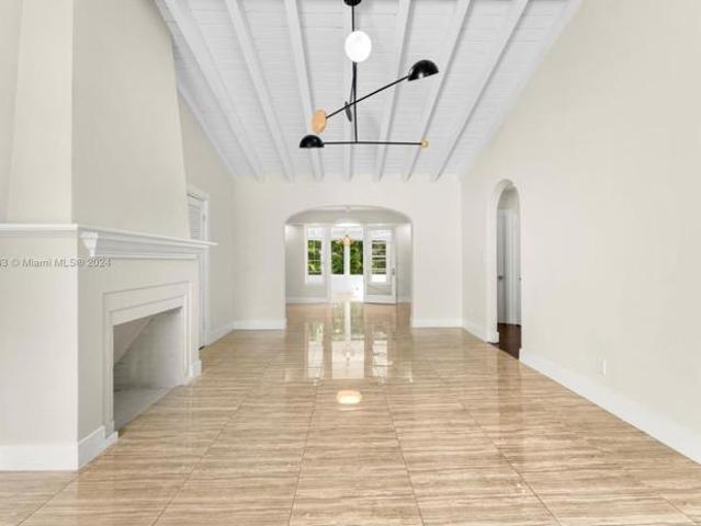 427 W 43rd St, Miami Beach, FL 33140