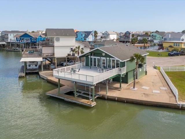 427 Tahiti Rd, Tiki Island, TX 77554
