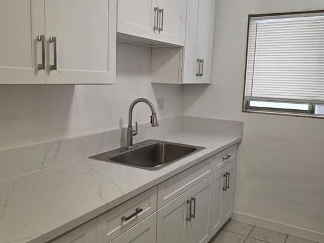428 S Wilton Place 3