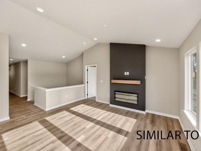 4292 Grover Woods Ln, Des Moines, IA 50317