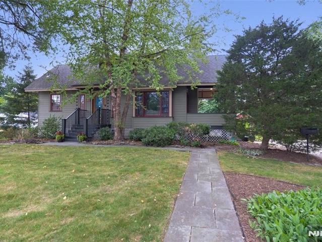 429 Sterling Pl, Ridgewood, NJ 07450