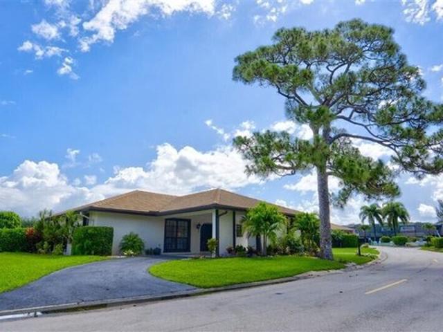 429 Pine Villa Dr, Atlantis, FL 33462
