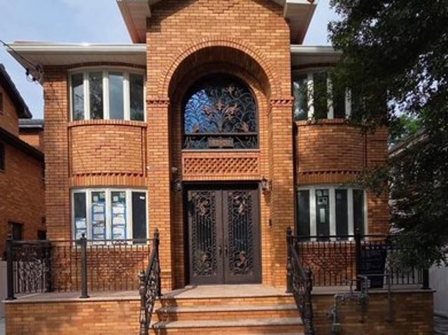 42 20 th St, Little Neck, NY 11363