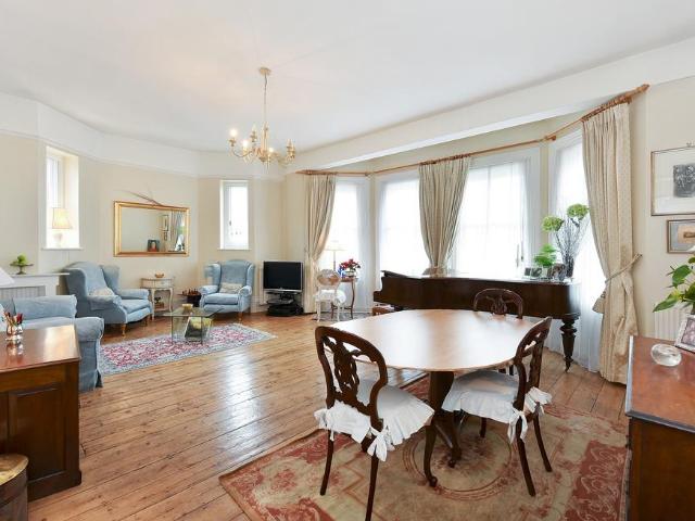 42 Warwick Road, London, SW5 2 bed flat to rent £6,500 pcm £1,500 pw
