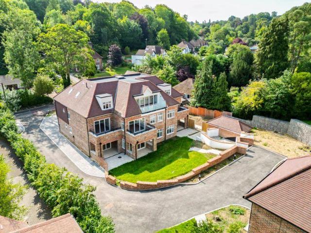 42 Welcomes Road, Kenley 3 bed penthouse to rent £2,800 pcm £646 pw