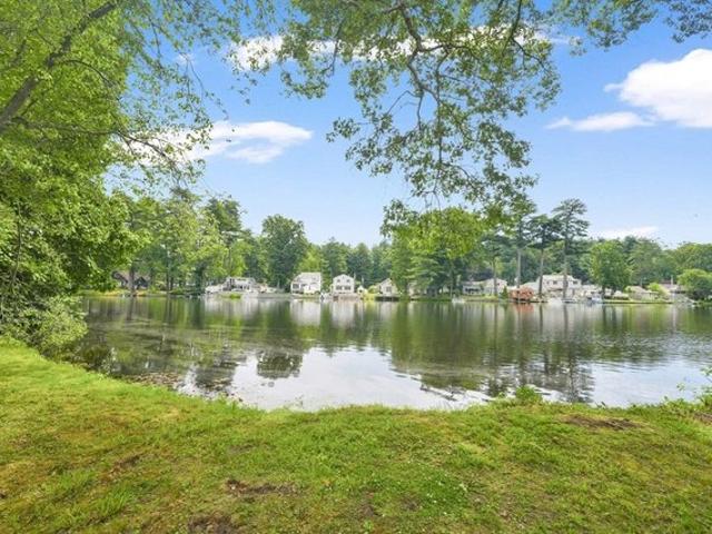 42 Wheeler Dr, Enfield, CT 06082