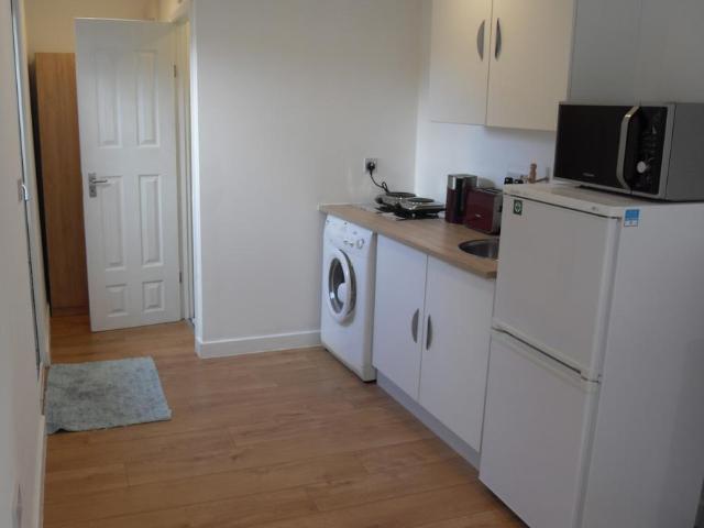 42 Balmoral Road South Harrow HA2 8TD Studio to rent £1,050 pcm £242 pw