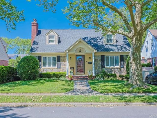 42 Beechwood Ln, North New Hyde Park, NY 11040