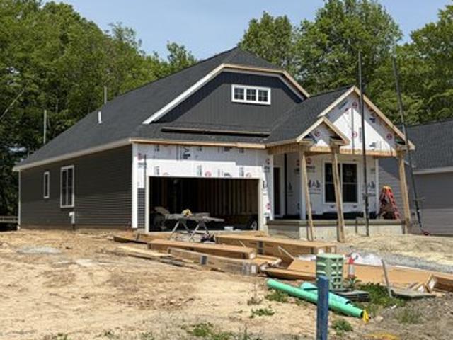 42 Clover Leaf Dr, Halfmoon, NY 12065