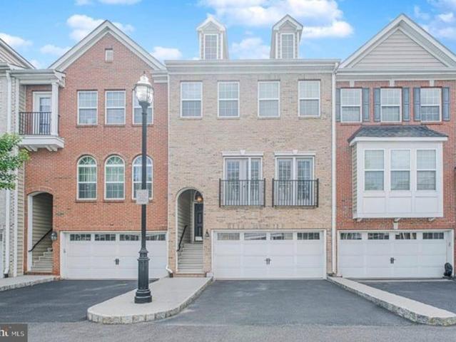42 Creekside Ct, Secaucus, NJ 07094