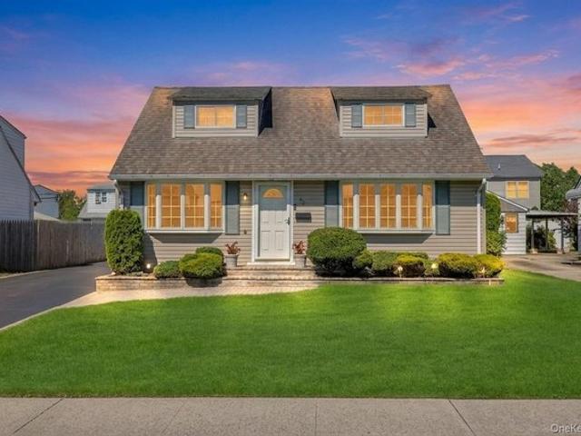 42 Crescent St, Hicksville, NY 11801