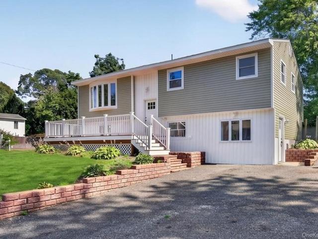 42 Crestwood Ln, Farmingville, NY 11738