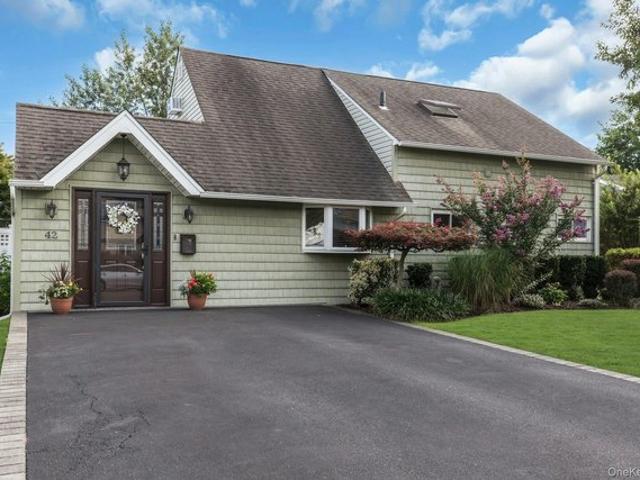 42 Dock Ln, Wantagh, NY 11793