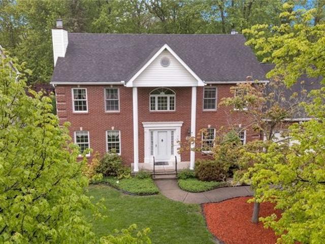 42 E Pinelake Dr, Williamsville, NY 14221