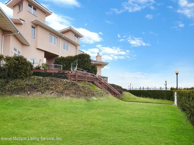 42 Harbour Ct, Staten Island, NY 10308