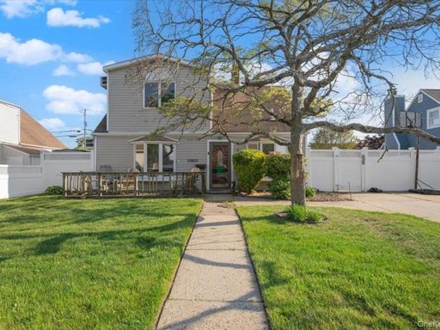 42 Haven Ln, Levittown, NY 11756