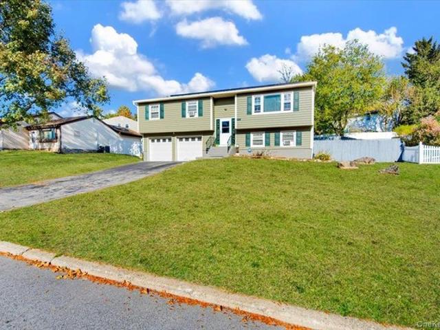 42 Keats Dr, New Windsor, NY 12553
