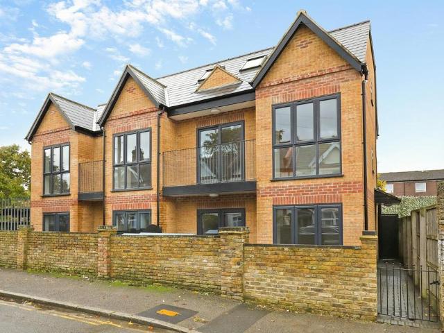 42 Lyveden Road, London SW17 2 bed flat to rent £2,600 pcm £600 pw