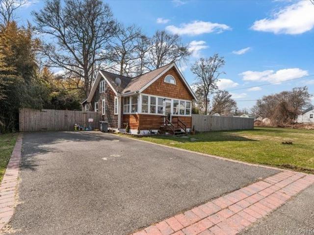 42 Moriches Dr, Mastic Beach, NY 11951