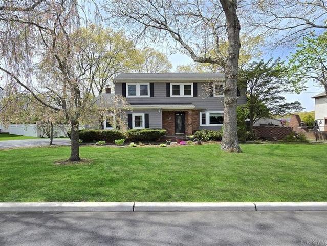42 Morris Ave, Farmingville, NY 11738