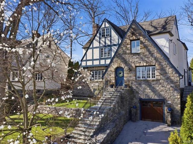 42 Mulberry Ln, New Rochelle, NY 10804