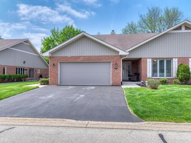 42 Royal Ln, Bloomingdale, IL 60108