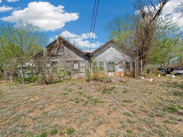 42 S Old Spanish Trl, Uhland, TX 78640
