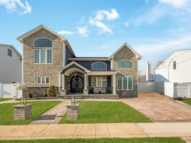 42 Sandy Ln, Massapequa, NY 11758