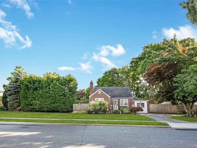 42 Spencer St, Farmingdale, NY 11735