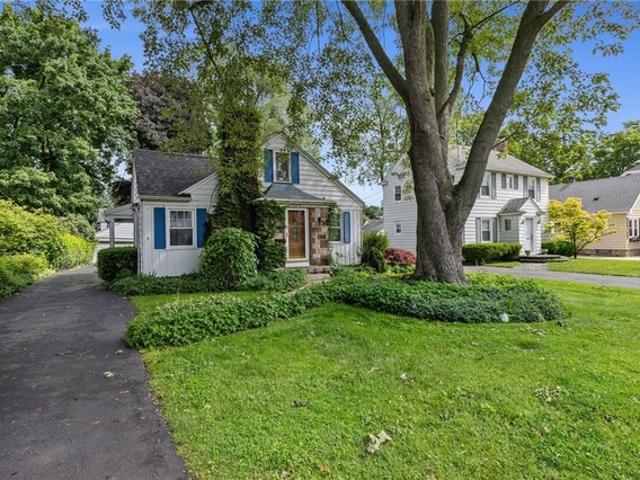 42 Sunset Dr, Rochester, NY 14618