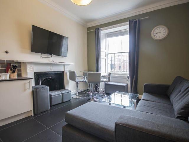 42P – Nicolson Street, Edinburgh, EH8. 1 bed flat to rent £1,425 pcm £329 pw
