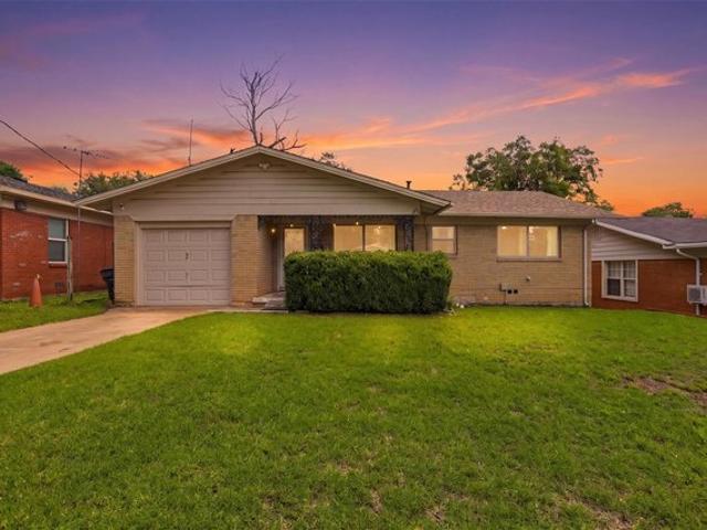 4304 Hodgkins Rd, Lake Worth, TX 76135