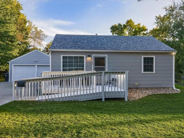4305 SW Stratford Rd, Topeka, KS 66604