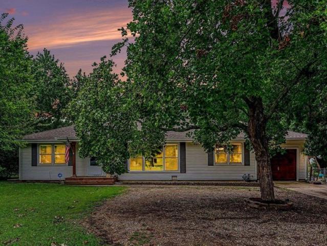 4305 SW 17th St, Topeka, KS 66604